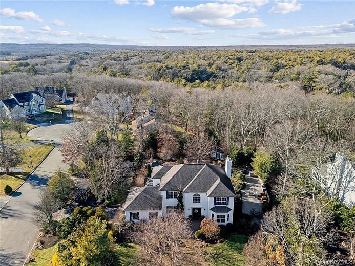 7 Brittany Court in Ridge | Yoreevo